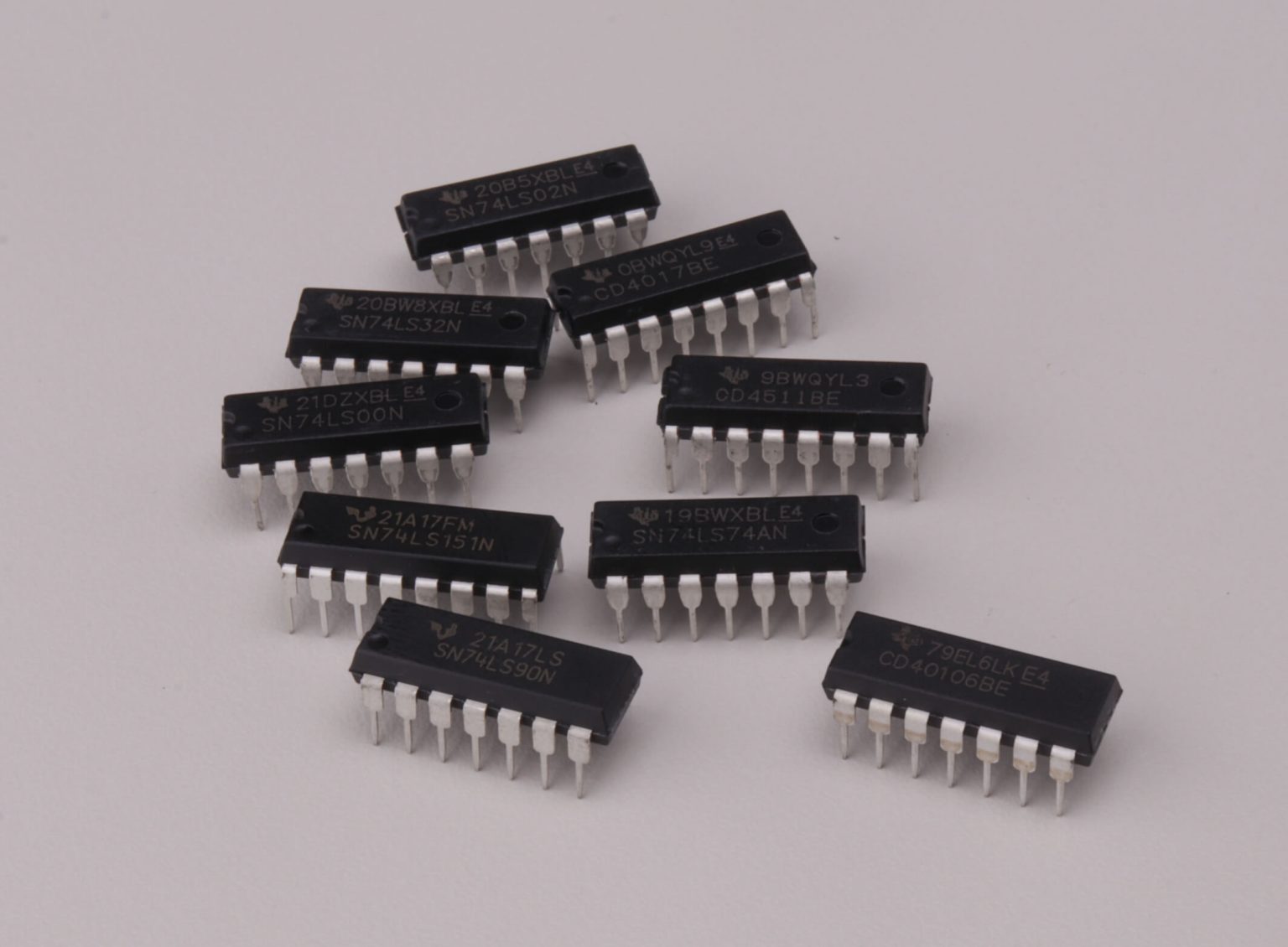 CI 10-OUT DECADE COUNTER 16-DIP – CD4017BE – Loja Uninter